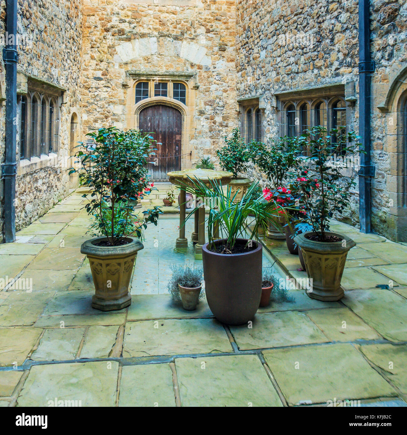 The Courtyard,Leeds Castle.Maidstone,Kent,England,UK Stock Photo - Alamy