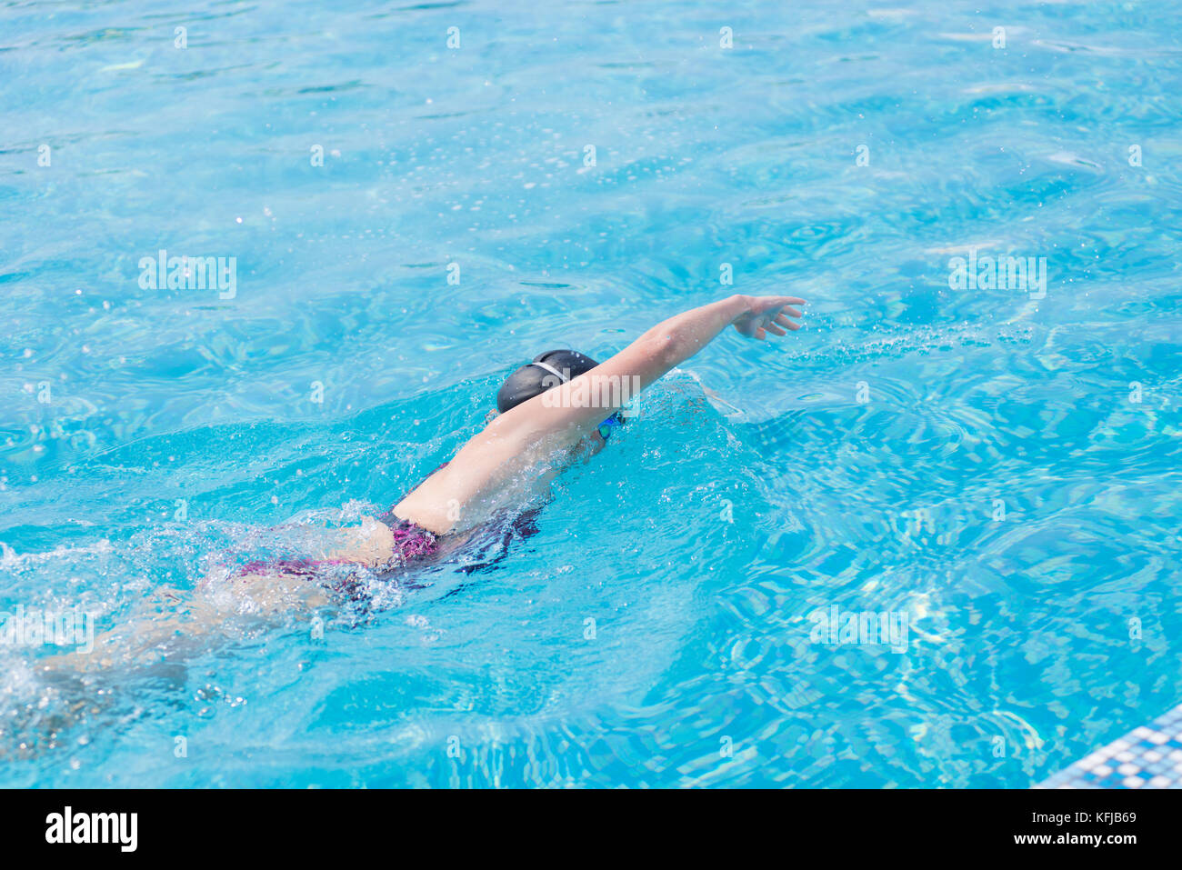 Woman in goggles swimming front crawl style Stock Photo - Alamy