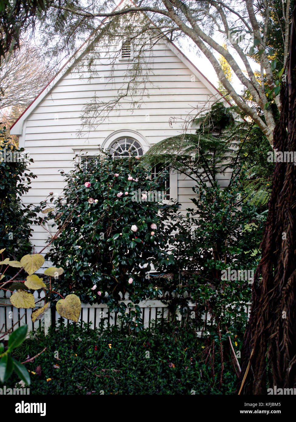 Exterior white church hi-res stock photography and images - Alamy