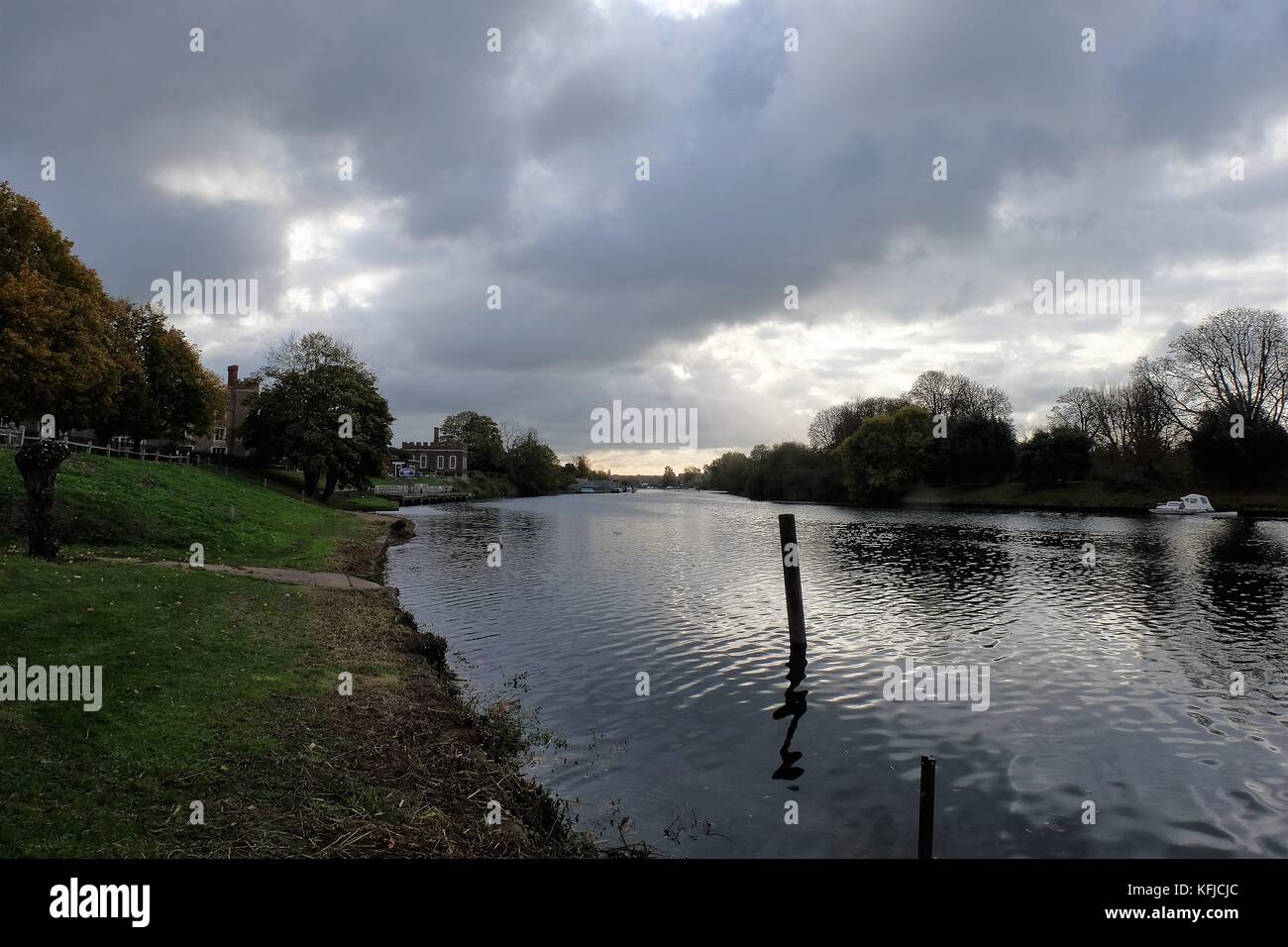 river thames hampton court Stock Photo - Alamy