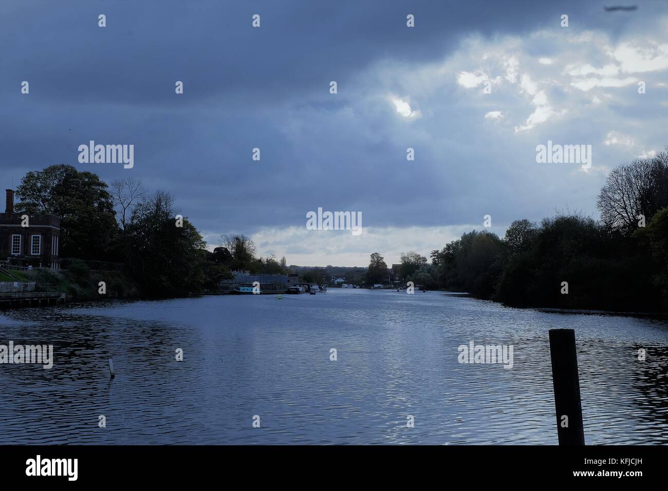 river thames hampton court Stock Photo - Alamy