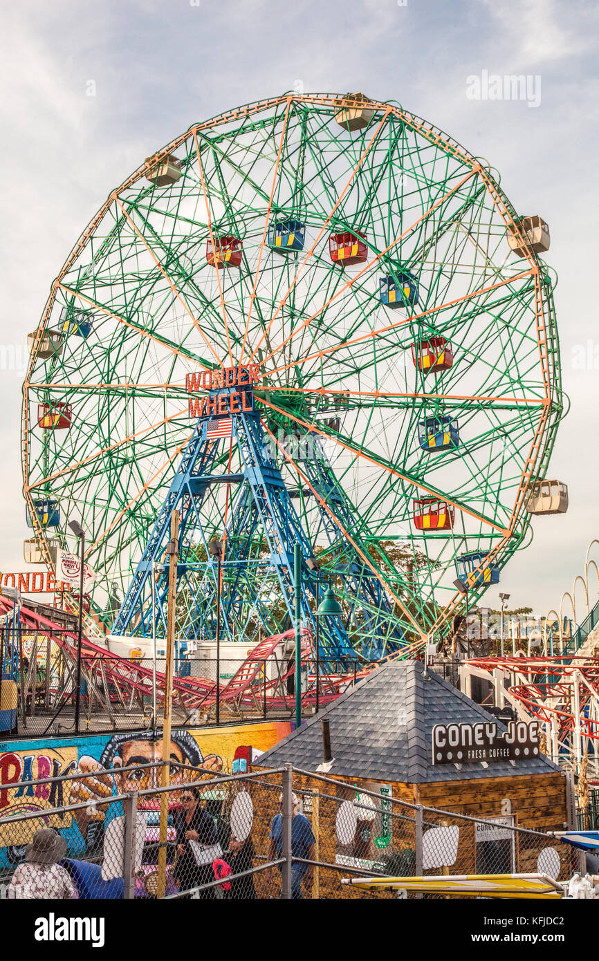 Wonder Wheel ferris wheel, Coney island, Brooklyn, New York, United ...