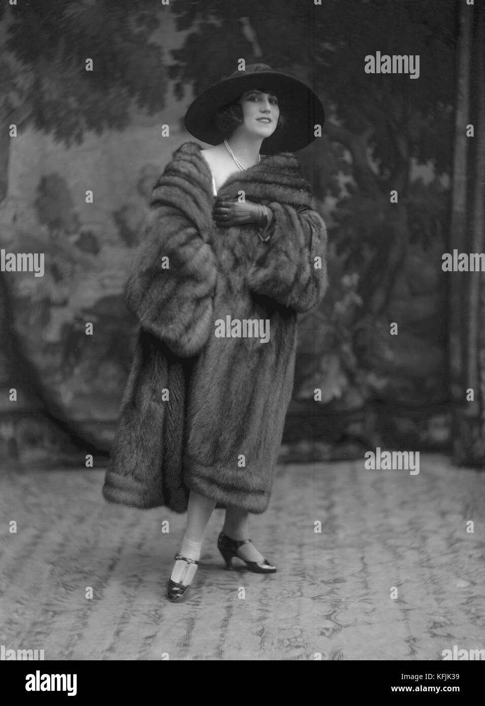 1920 model wearing hi-res stock photography and images - Alamy