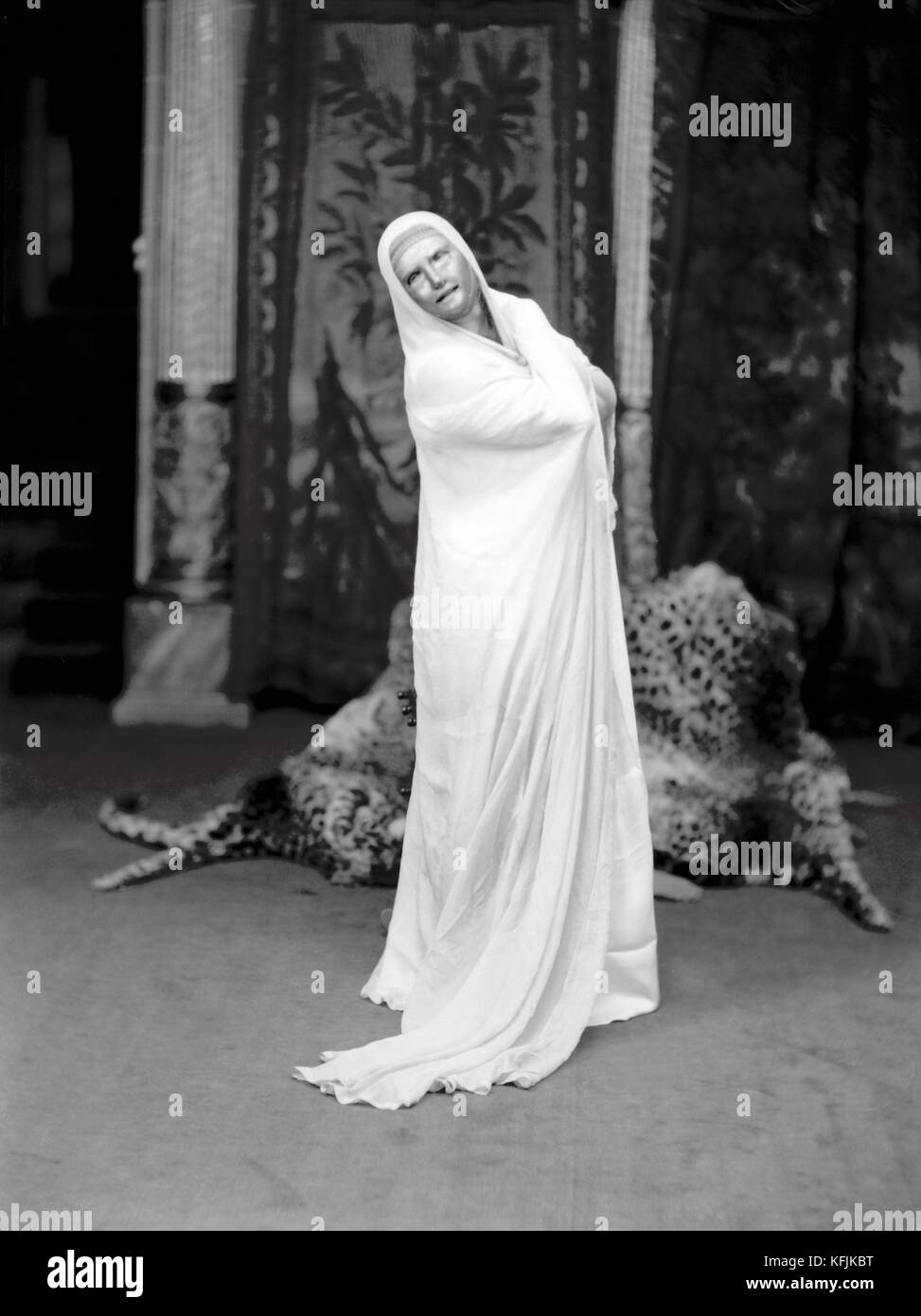 Actress yvette guilbert hi-res stock photography and images - Alamy