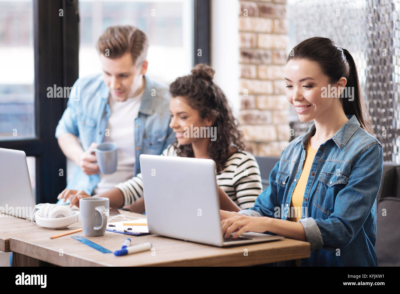 Smiling girl working on the laptop Stock Photo - Alamy