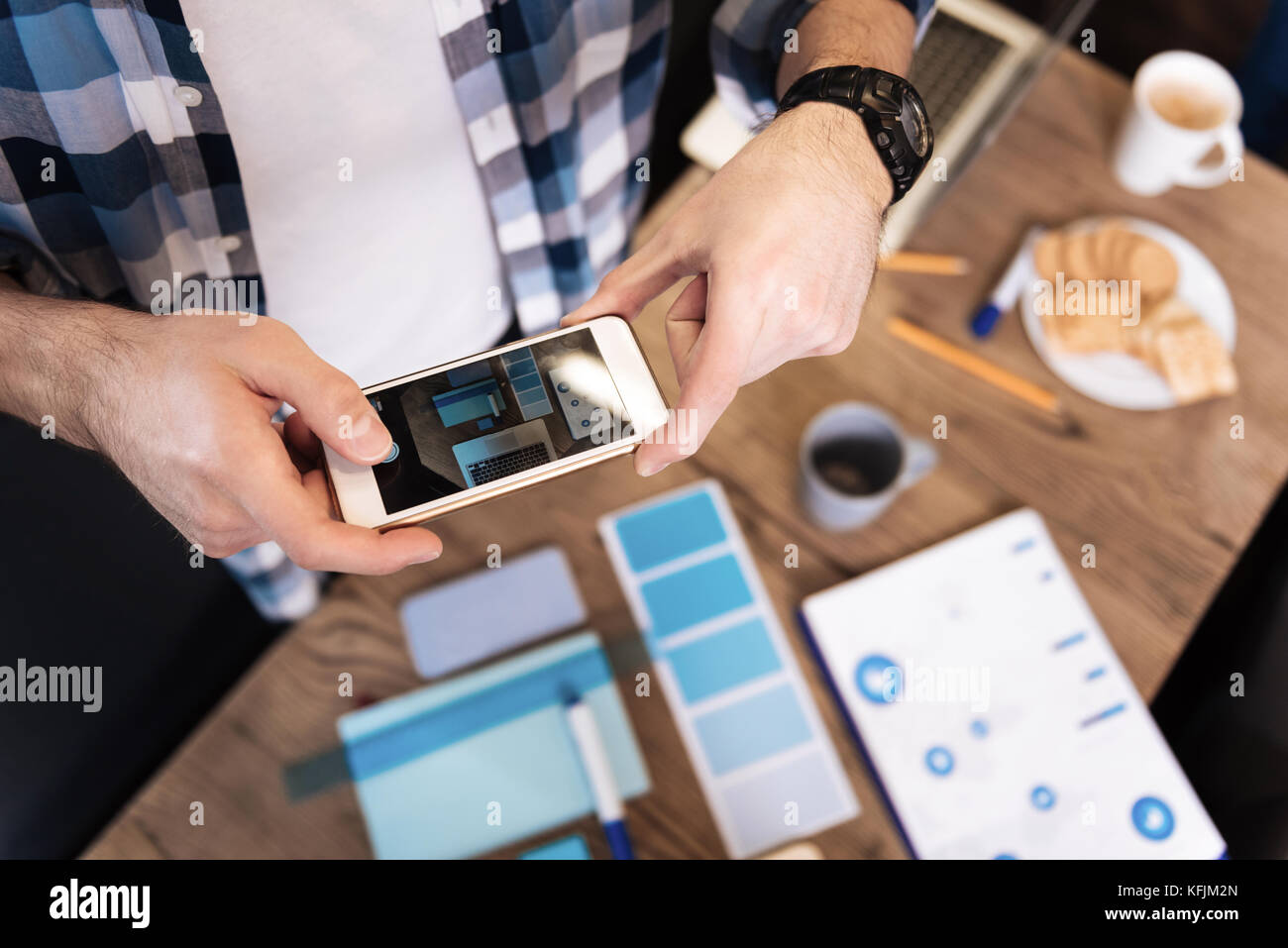 Taking pics with phone hi-res stock photography and images - Alamy