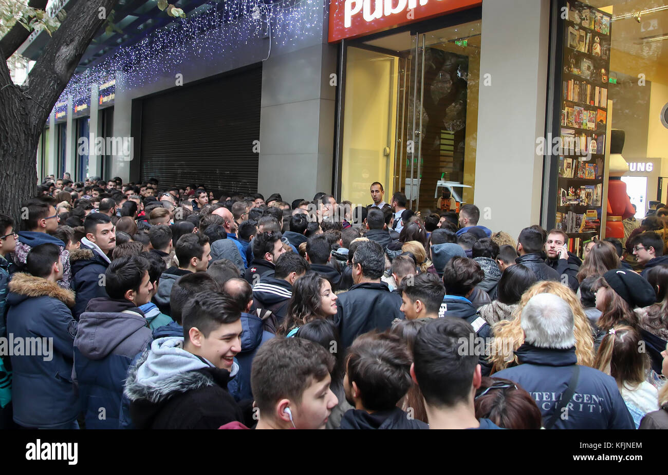 Store sale crowd hi-res stock photography and images - Alamy
