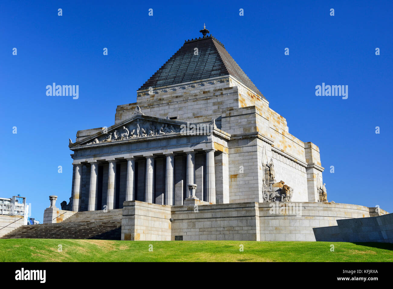 Shrine of Remembrance within the King's Domain Park in Melbourne ...