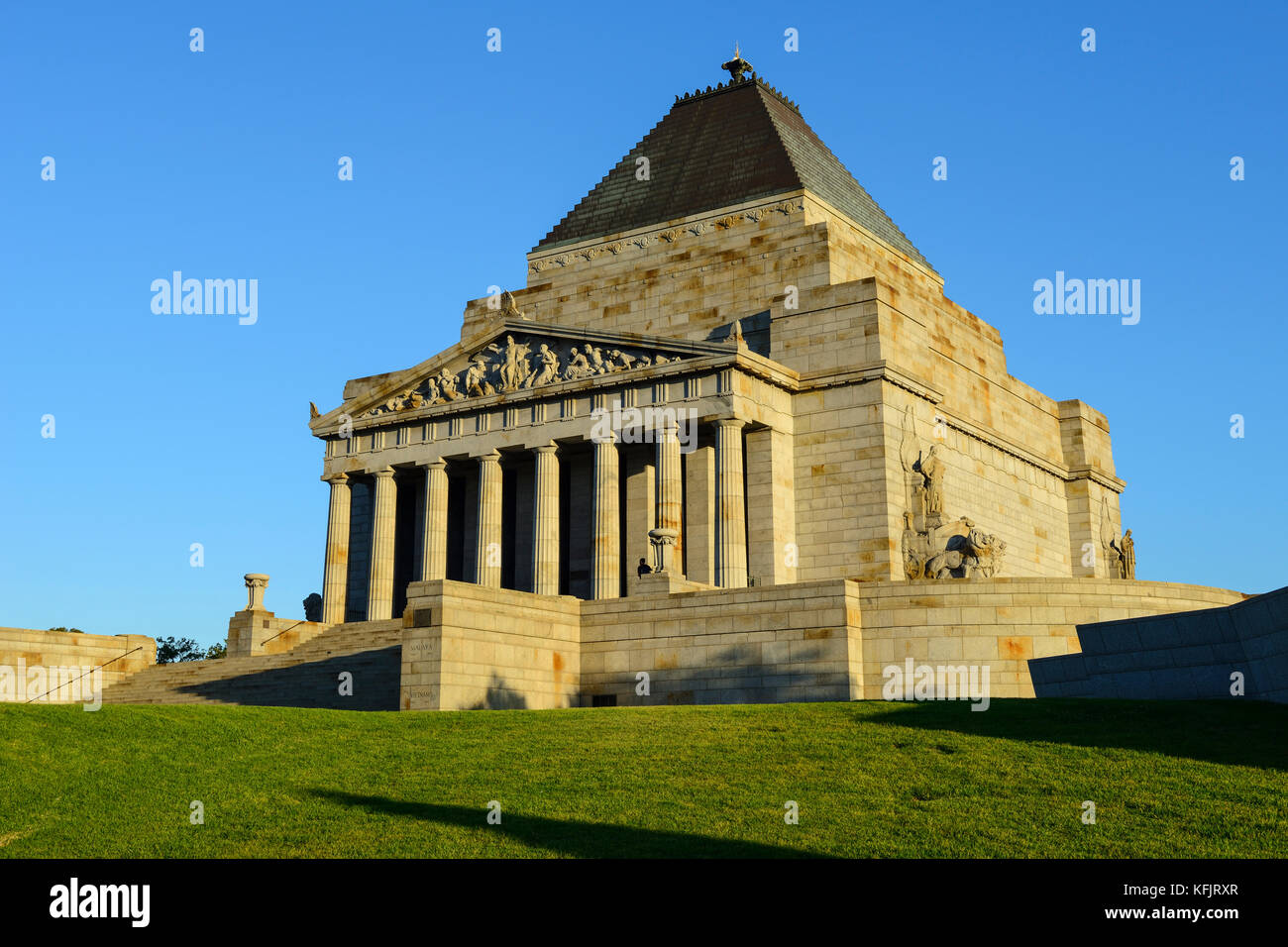 Shrine of Remembrance within the King's Domain Park in Melbourne ...
