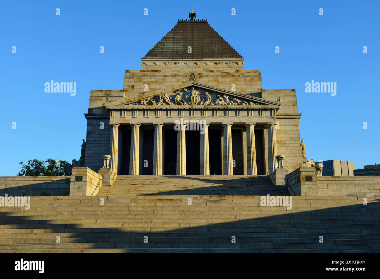 Shrine of Remembrance within the King's Domain Park in Melbourne ...