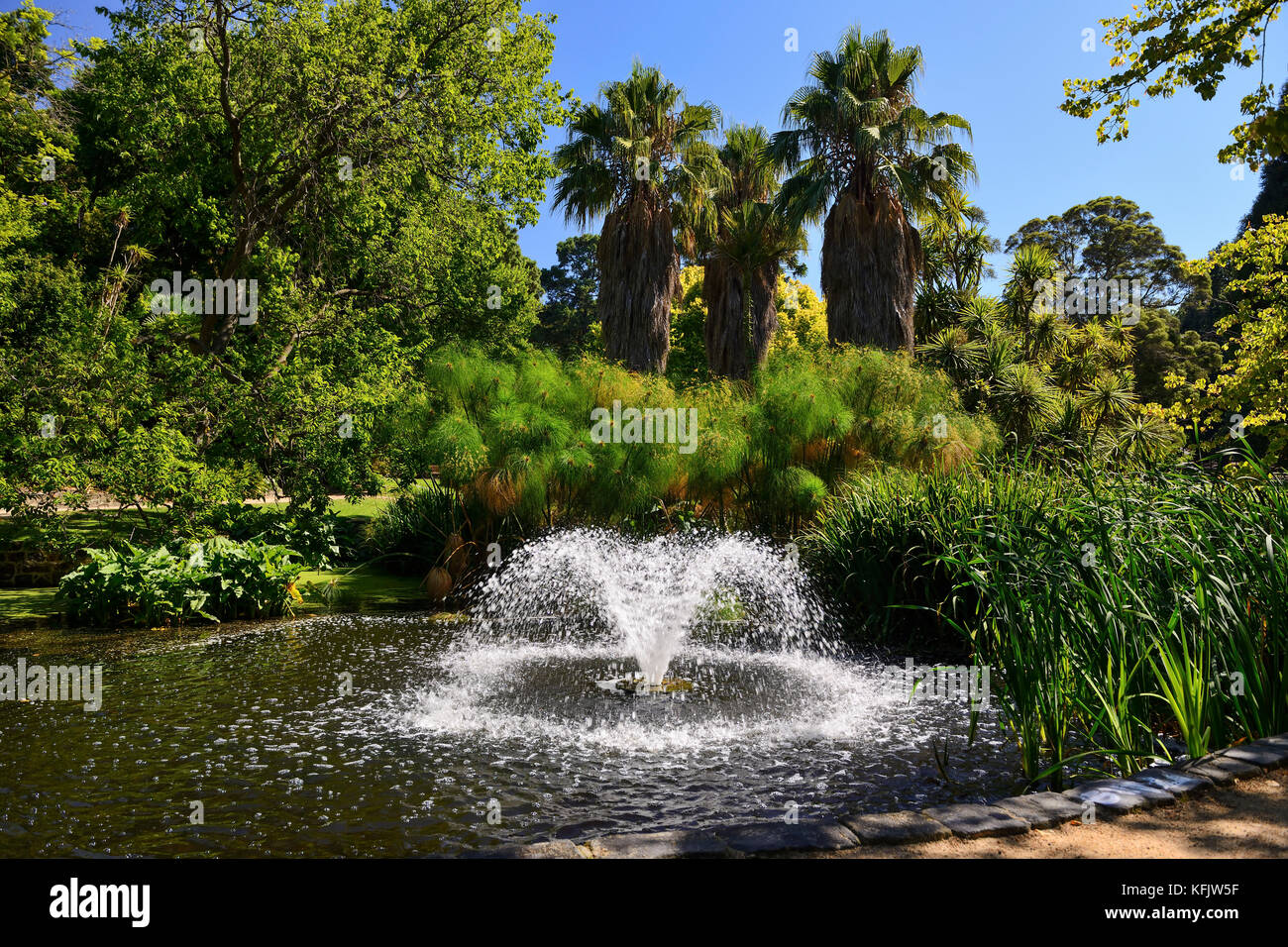 Water feature in Upper Lake in Fitzroy Gardens in Melbourne, Victoria ...