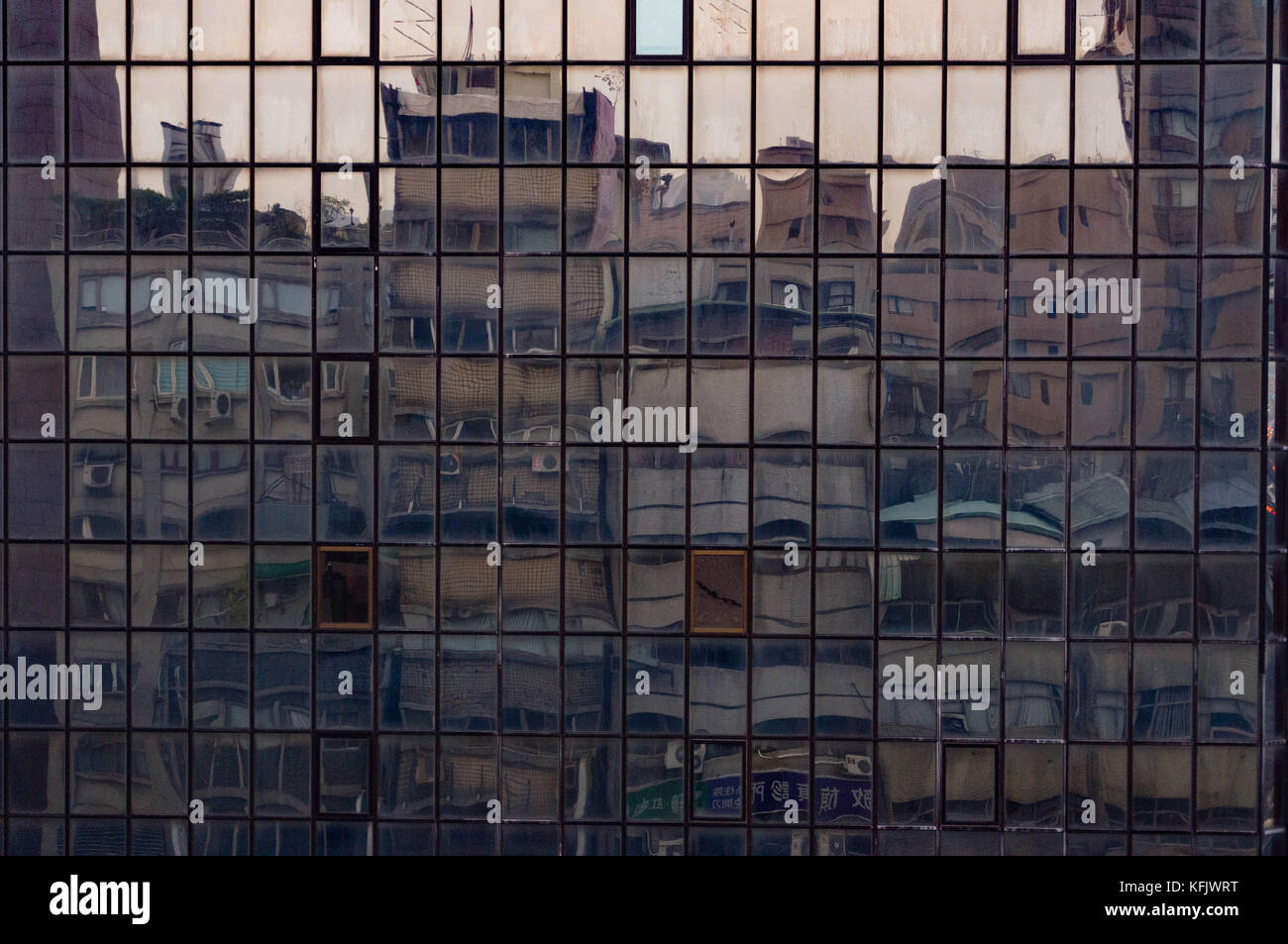 Reflective buildings hi-res stock photography and images - Alamy