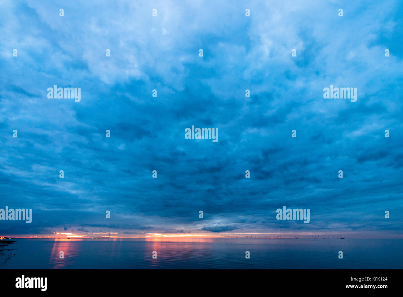 Night time sea landscape hi-res stock photography and images - Alamy