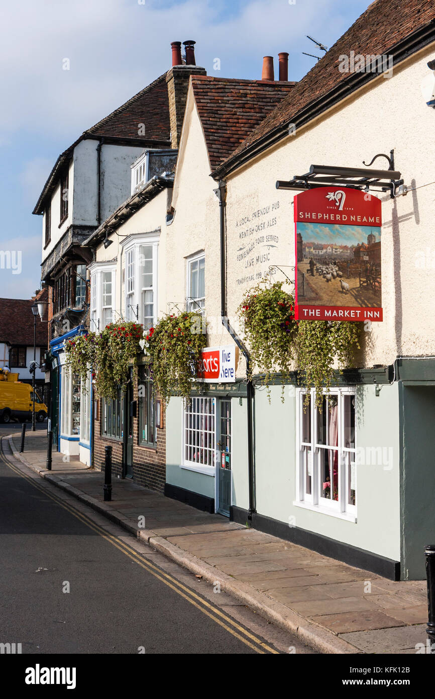 Medieval town of Sandwich, England. The 15th century 'Cattle Market Inn ...