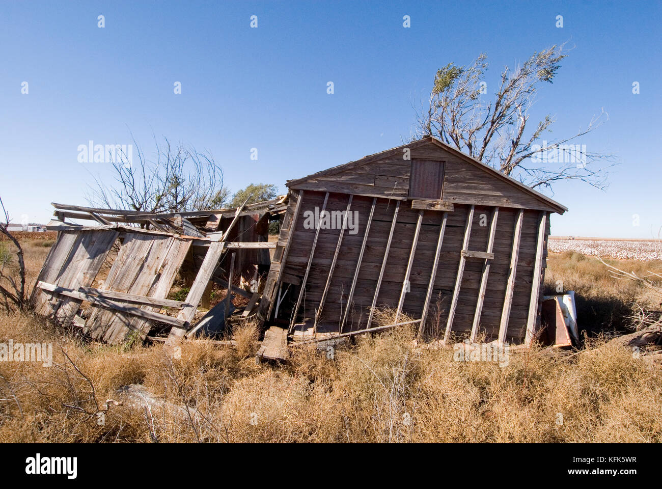 Old run down wooden barn hi-res stock photography and images - Alamy