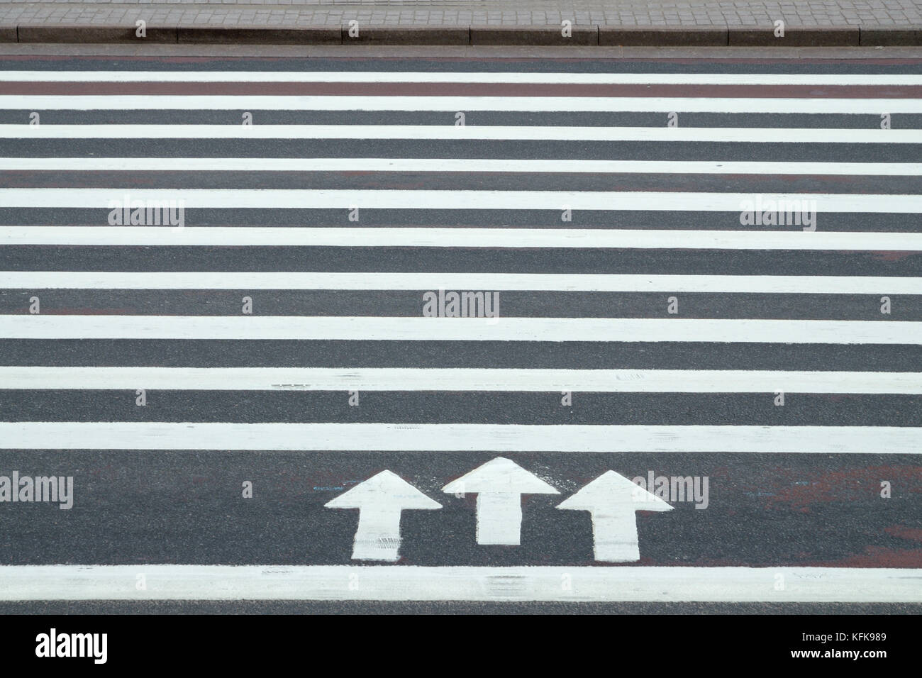 Arrow cross movement hi-res stock photography and images - Alamy