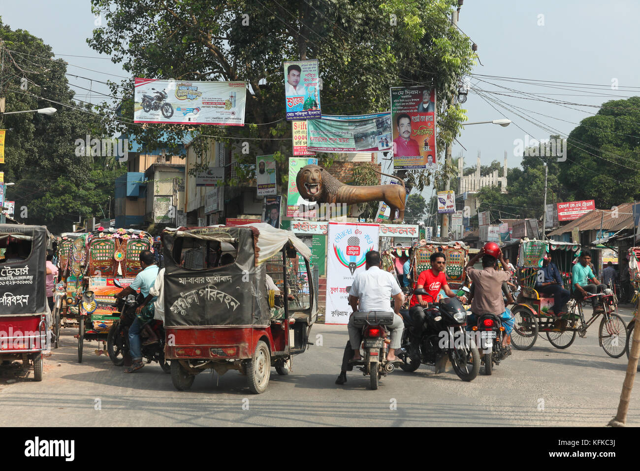 Busy street scene, Kurigram, Kurigram District, Bangladesh Stock Photo - Alamy