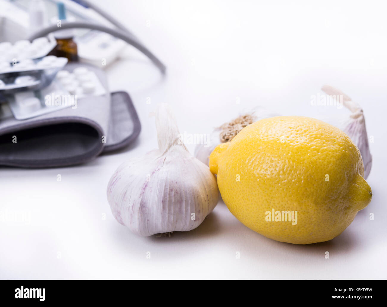 Closeup of garlic and lemon versus drugs and pills Stock Photo - Alamy