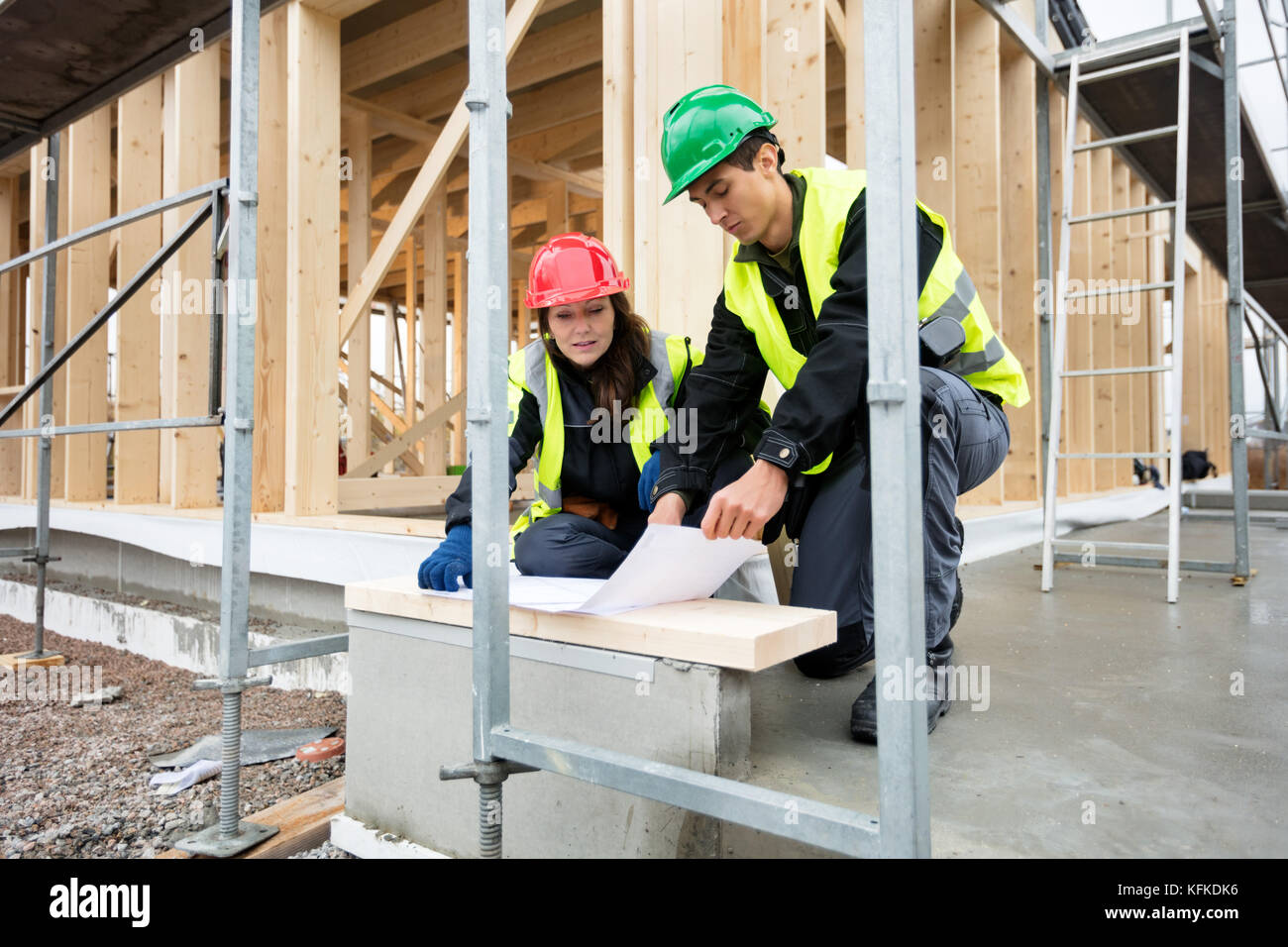 Construction worker plan house hi-res stock photography and images - Alamy