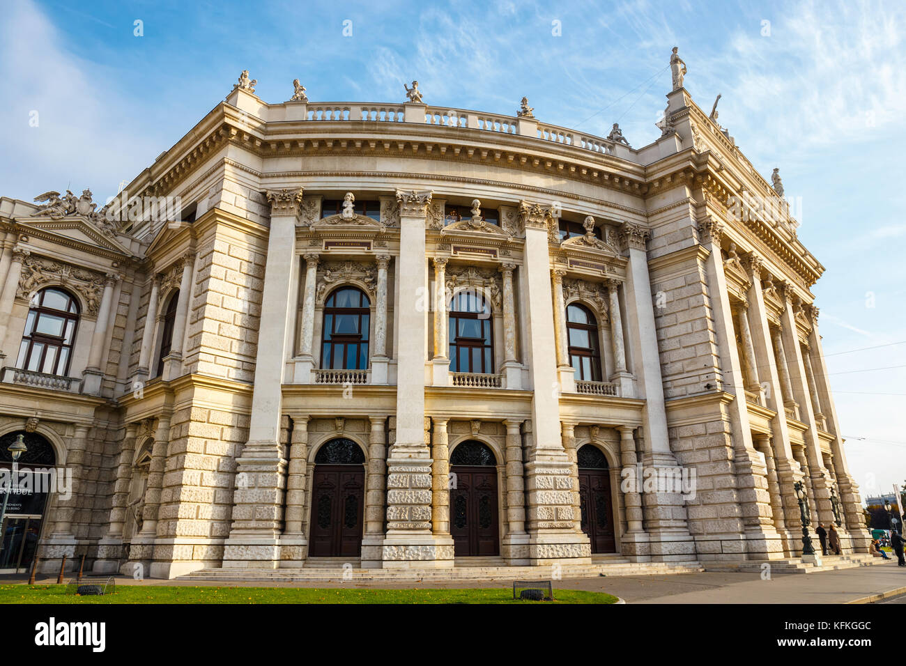 VIENNA, AUSTRIA - OCTOBER 14, 2016: View of Vienna State Opera House ...