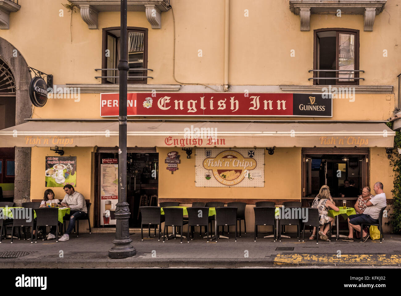 English inn with pavement tables hi-res stock photography and images ...