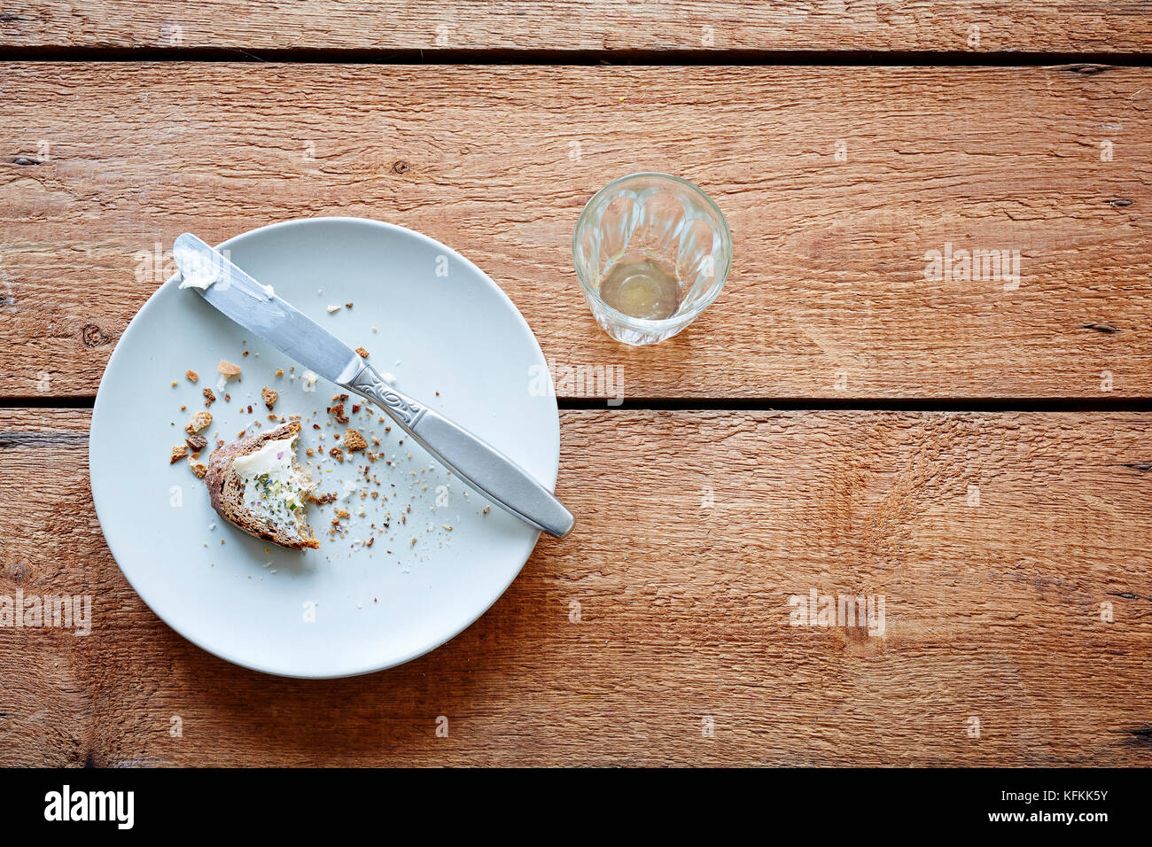 finished breakfast scene Stock Photo - Alamy