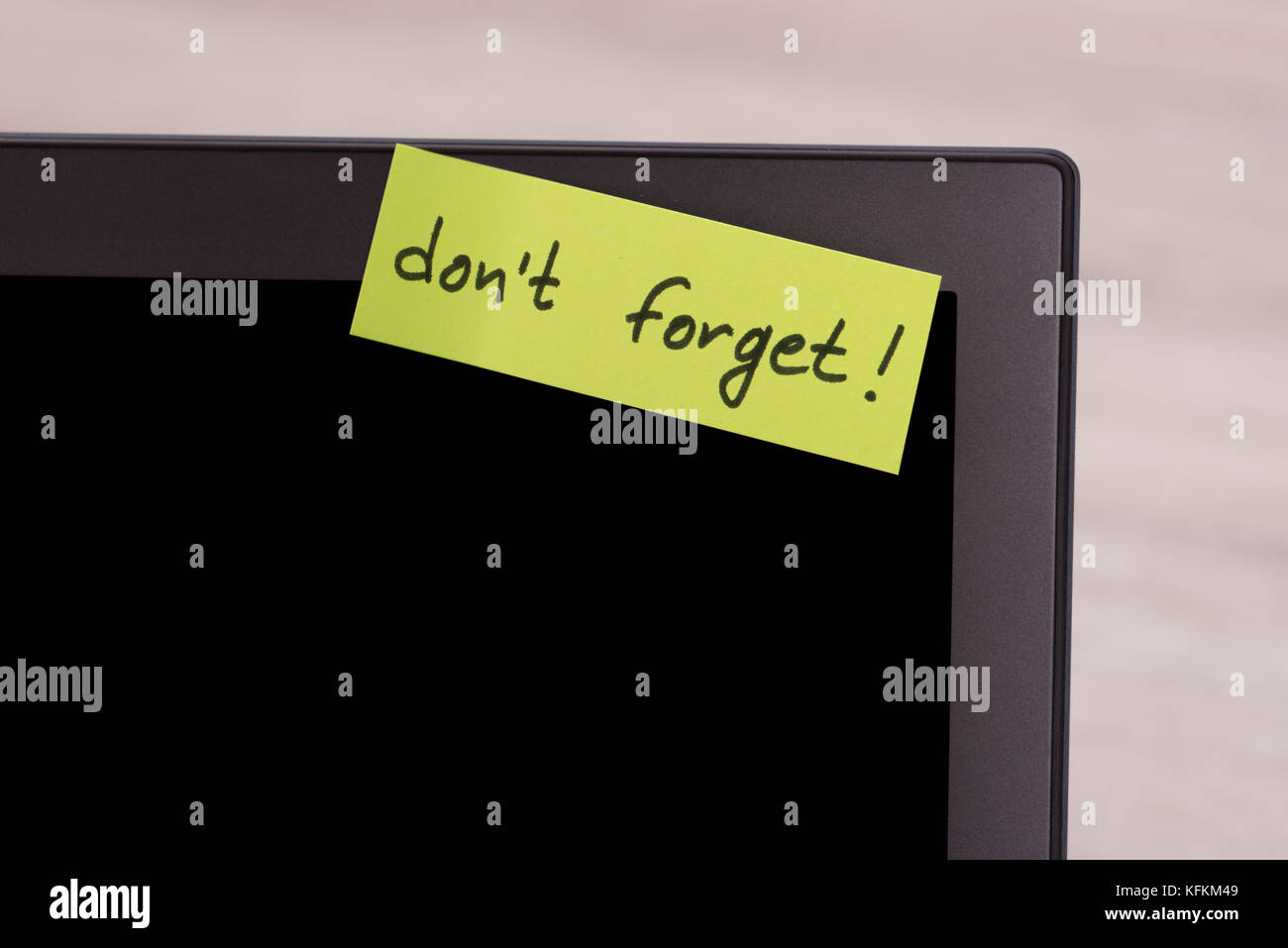 Closeup of Don't Forget ! sticky note message on laptop screen Stock ...