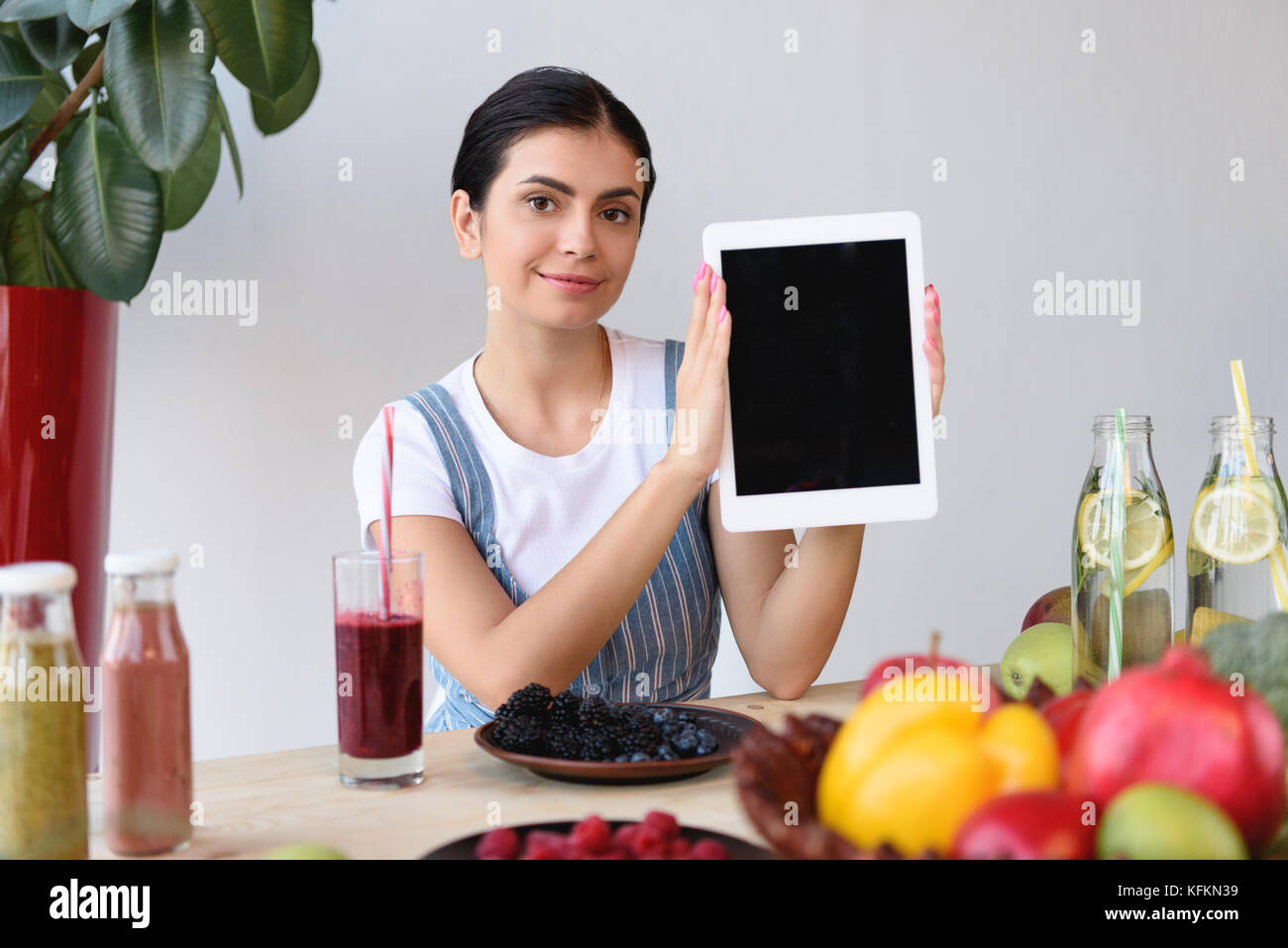 woman showing tablet Stock Photo - Alamy