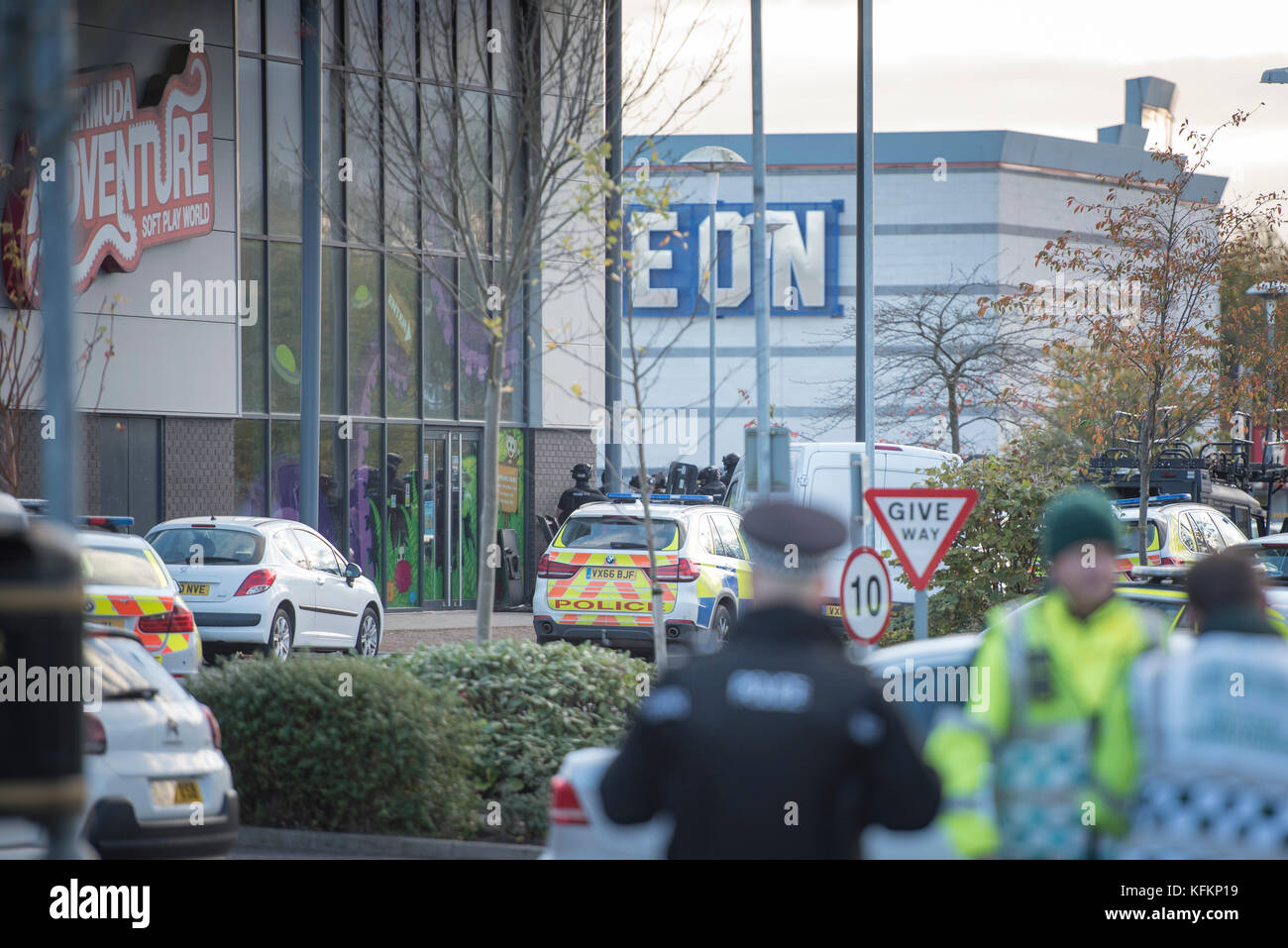 Bermuda Park, Nuneaton, Warwickshire, UK. 22nd October 2017. Police ...
