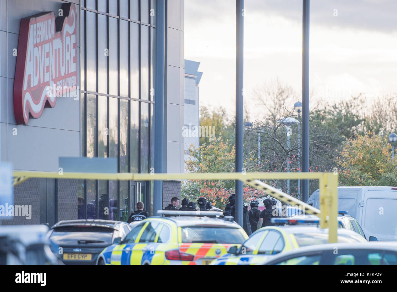 Bermuda Park, Nuneaton, Warwickshire, UK. 22nd October 2017. Police ...