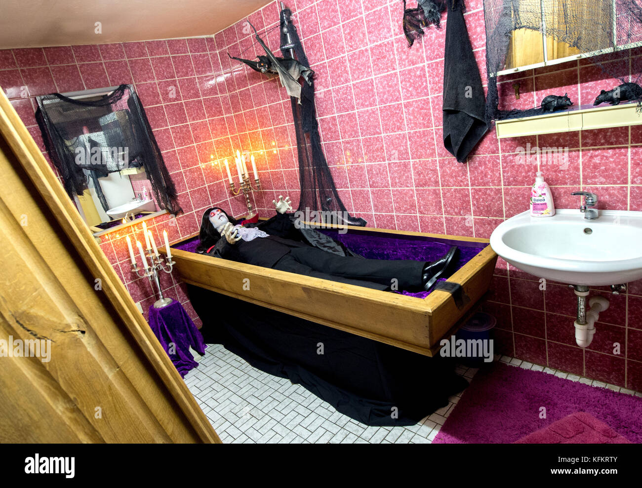Isernhagen, Germany. 29th Oct, 2017. A vampire figure lies in a coffin ...