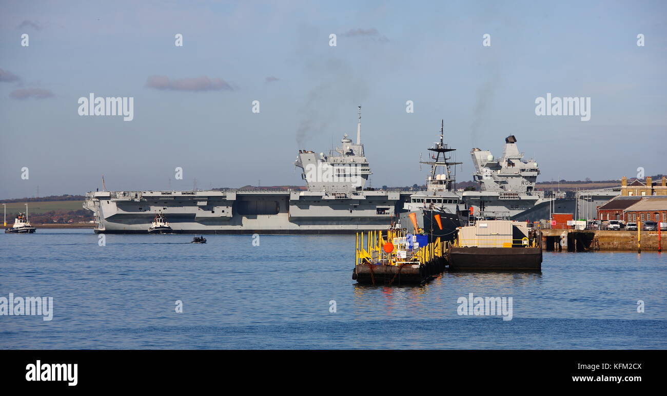 Portsmouth, UK. 30th October, 2017. Queen Elizabeth Aircraft Carrier ...
