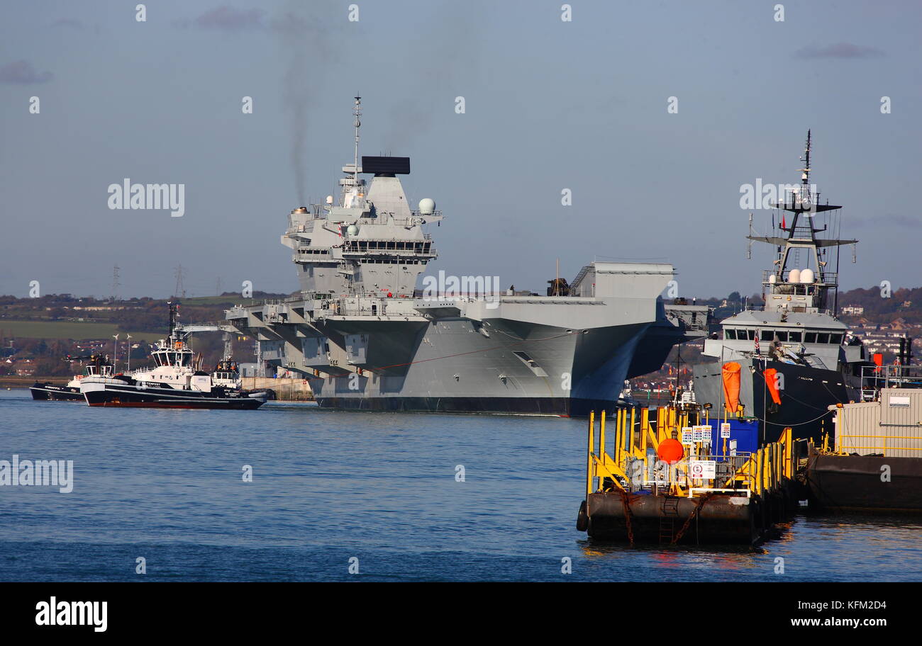 Portsmouth, UK. 30th October, 2017. Queen Elizabeth Aircraft Carrier ...