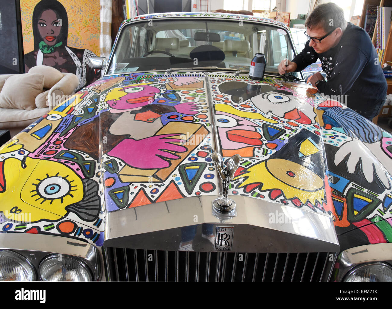 Borna, Germany. 19th Oct, 2017. Artist Michael Fischer-Art painting on ...