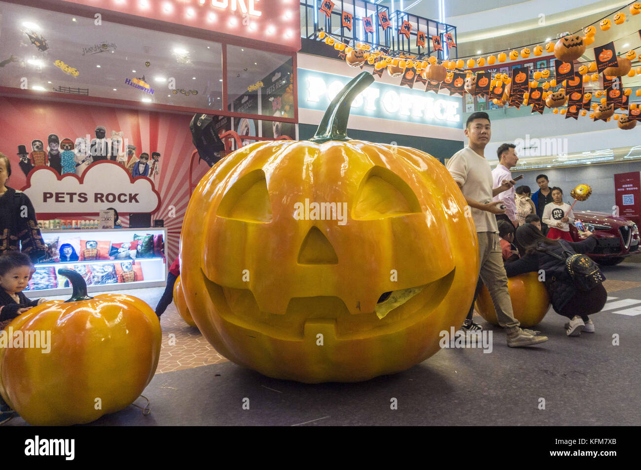 Chengdu, China. 30th Oct, 2017. (EDITORIAL USE ONLY. CHINA OUT ...