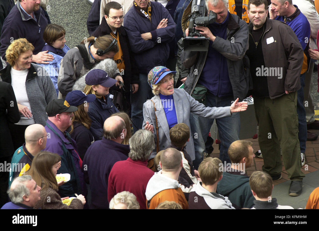 Joy Beverley of the Beverley Sisters singing to the crowd outside ...