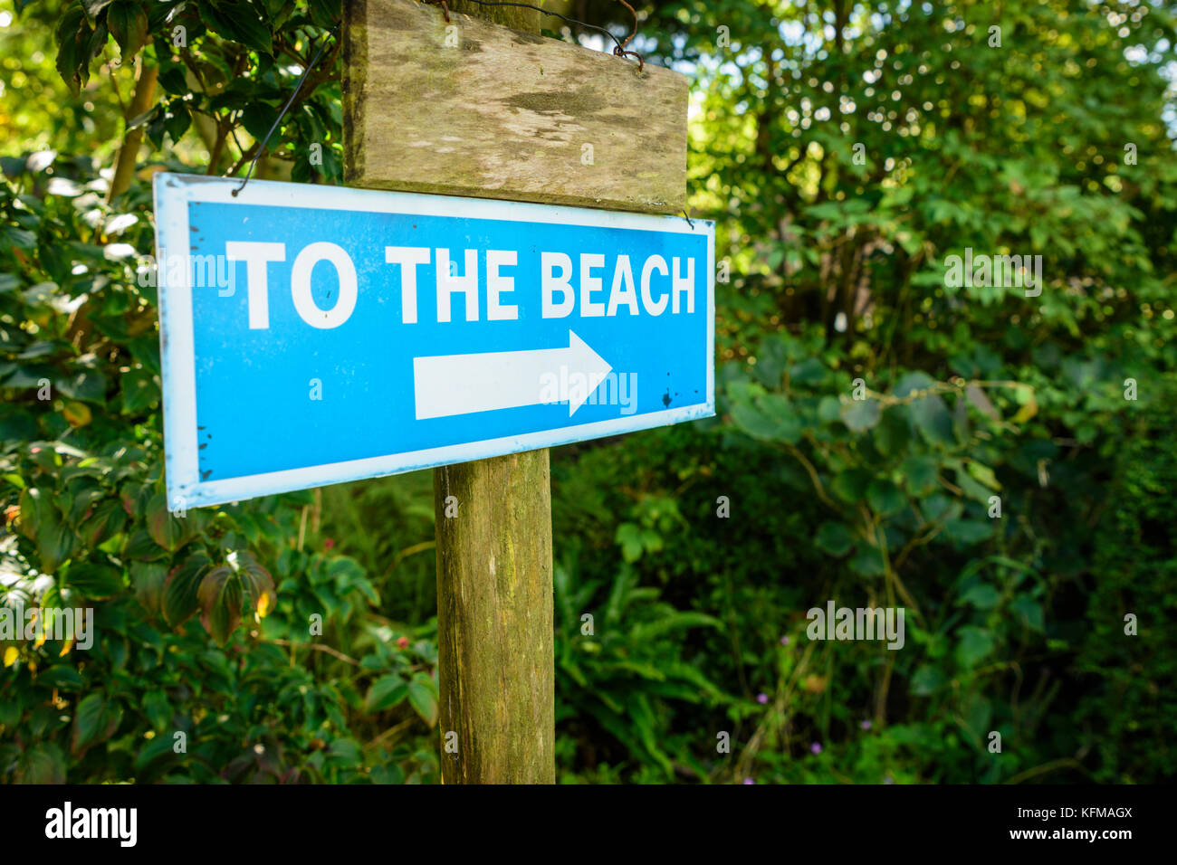 'To THE BEACH' blue sign Stock Photo - Alamy