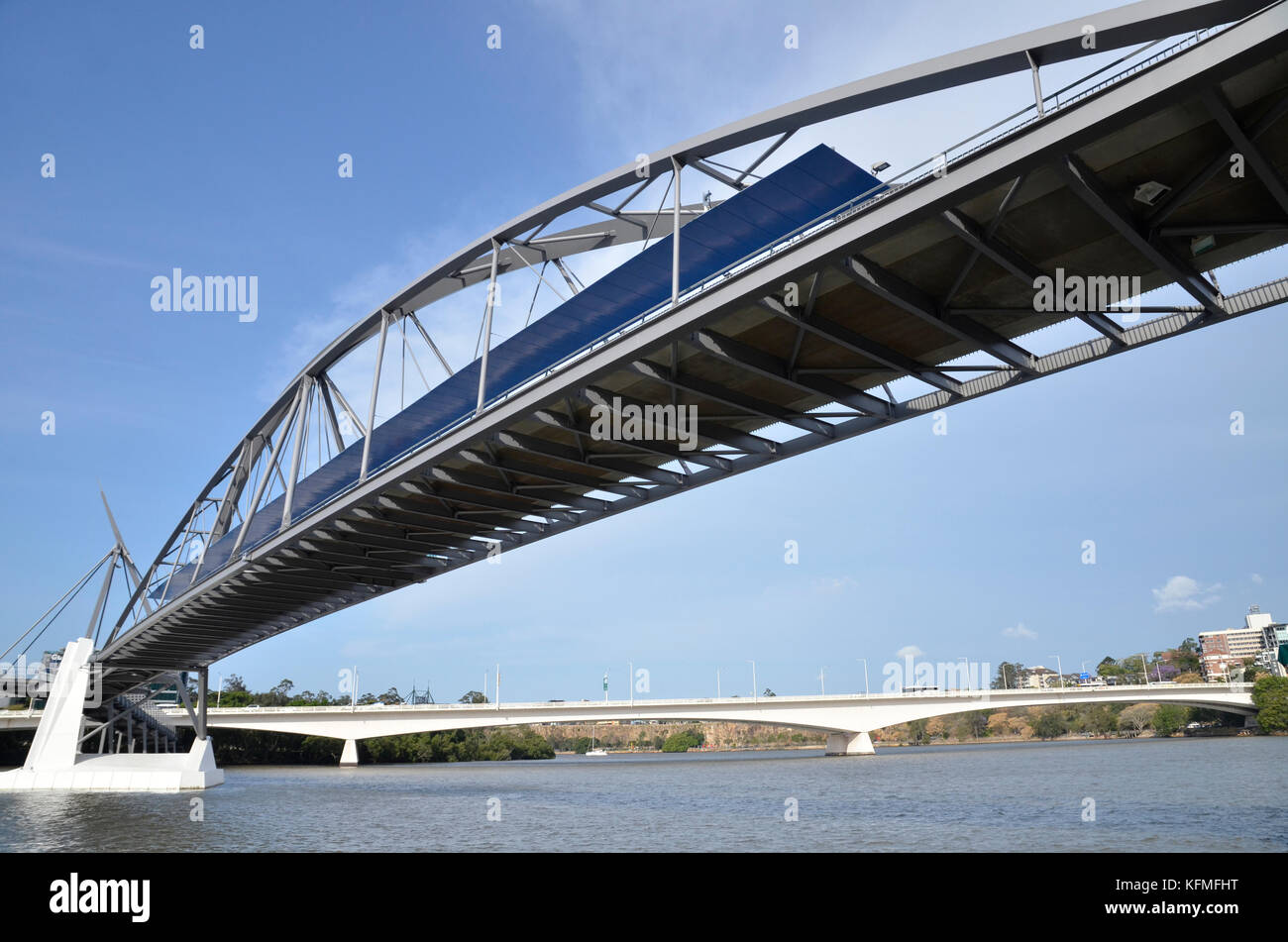 The Goodwill and Captain Cook bridges crossing the Brisbane River in ...