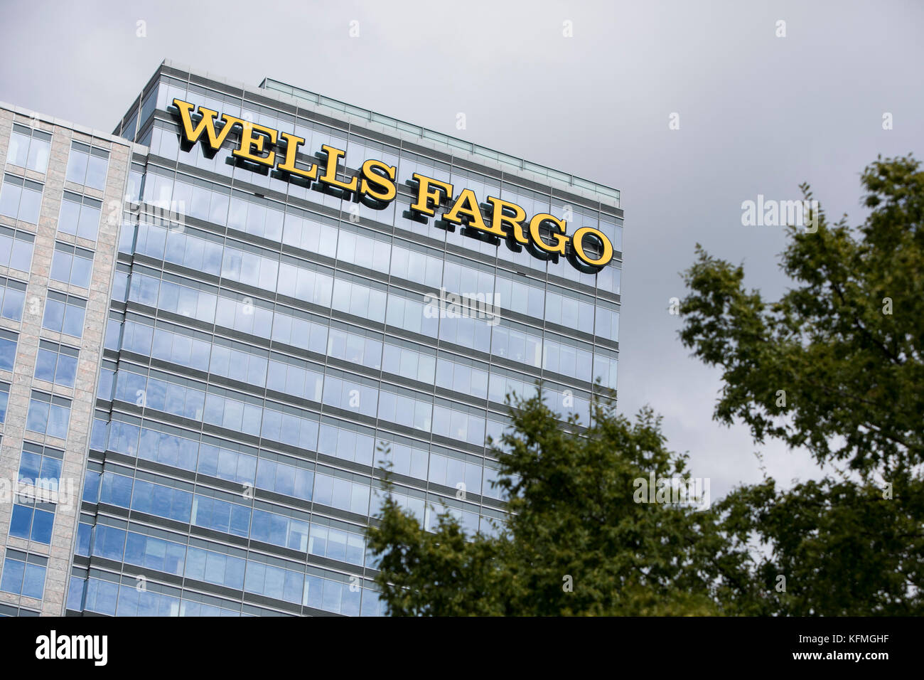 Wells fargo bank logo hi-res stock photography and images - Alamy