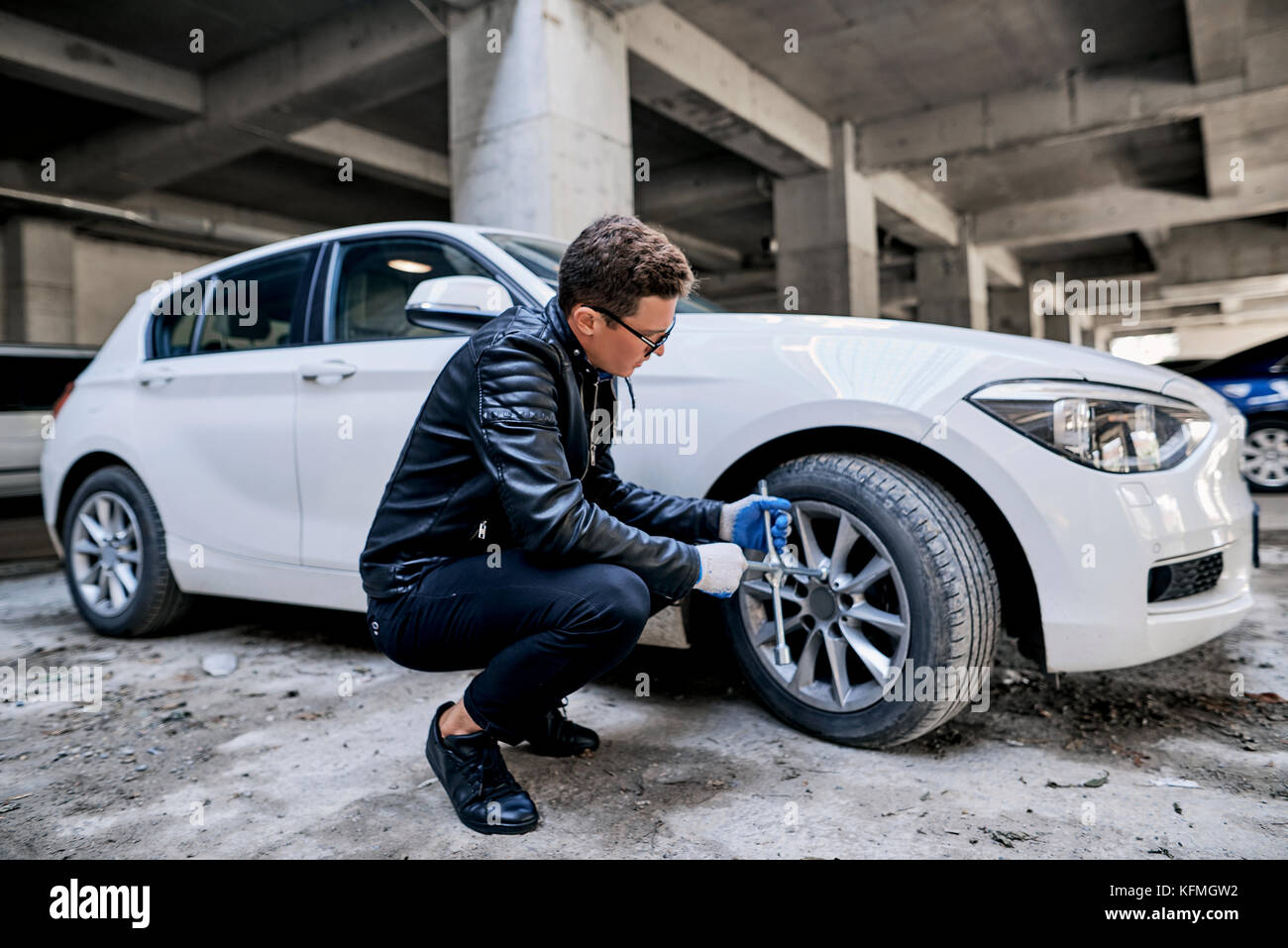 Man wheel breakdown hi-res stock photography and images - Alamy
