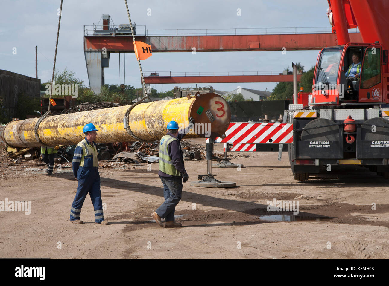 Crane loading scrap truck hi-res stock photography and images - Alamy