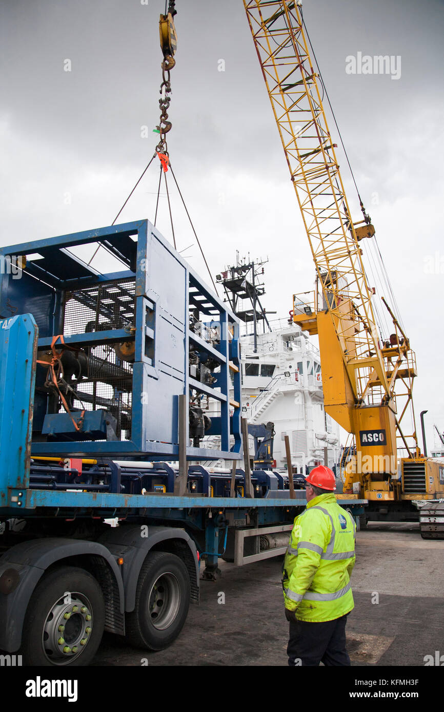 Ships lifting equipment hi-res stock photography and images - Alamy