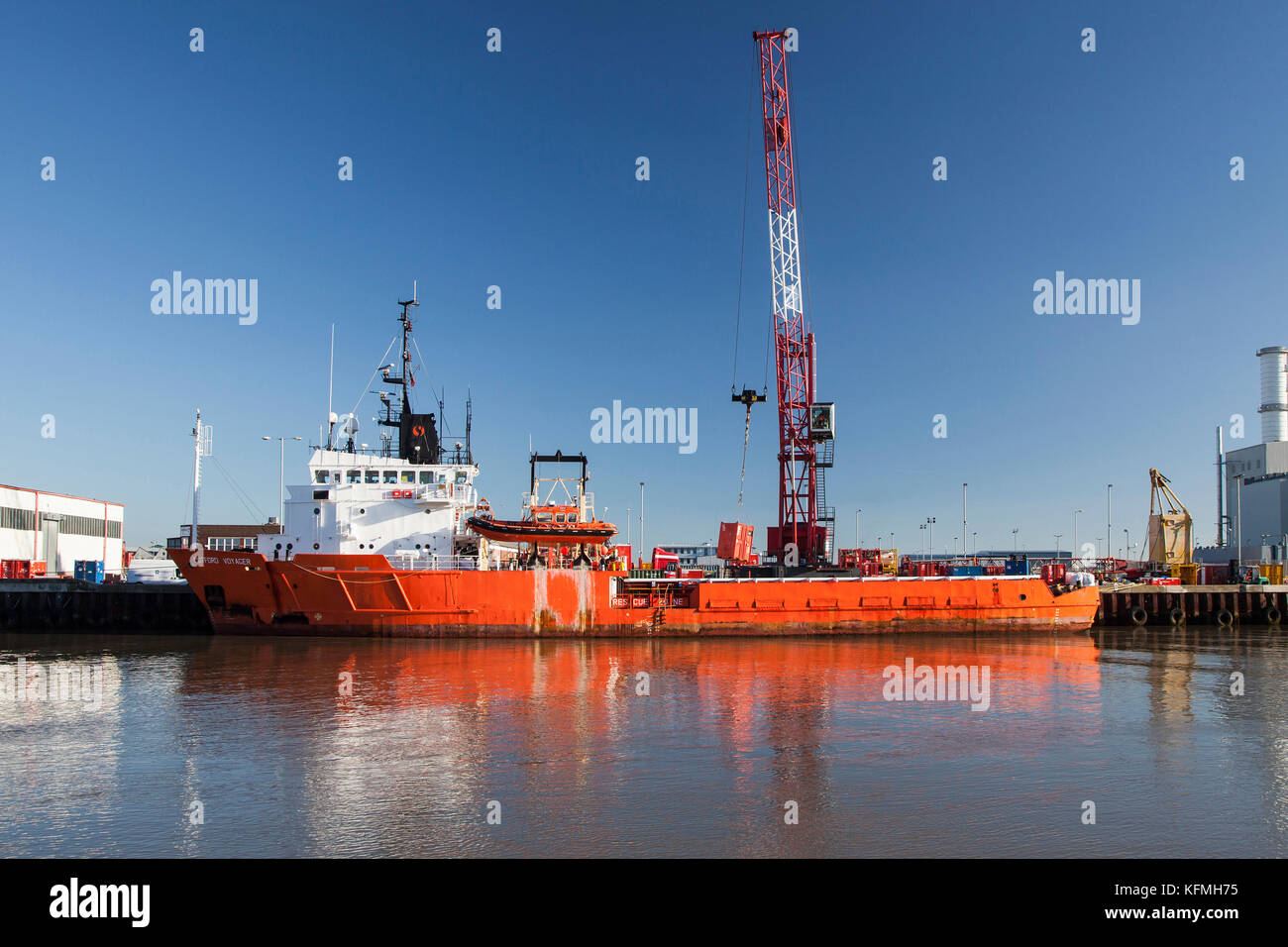 Container ship offloading hi-res stock photography and images - Alamy
