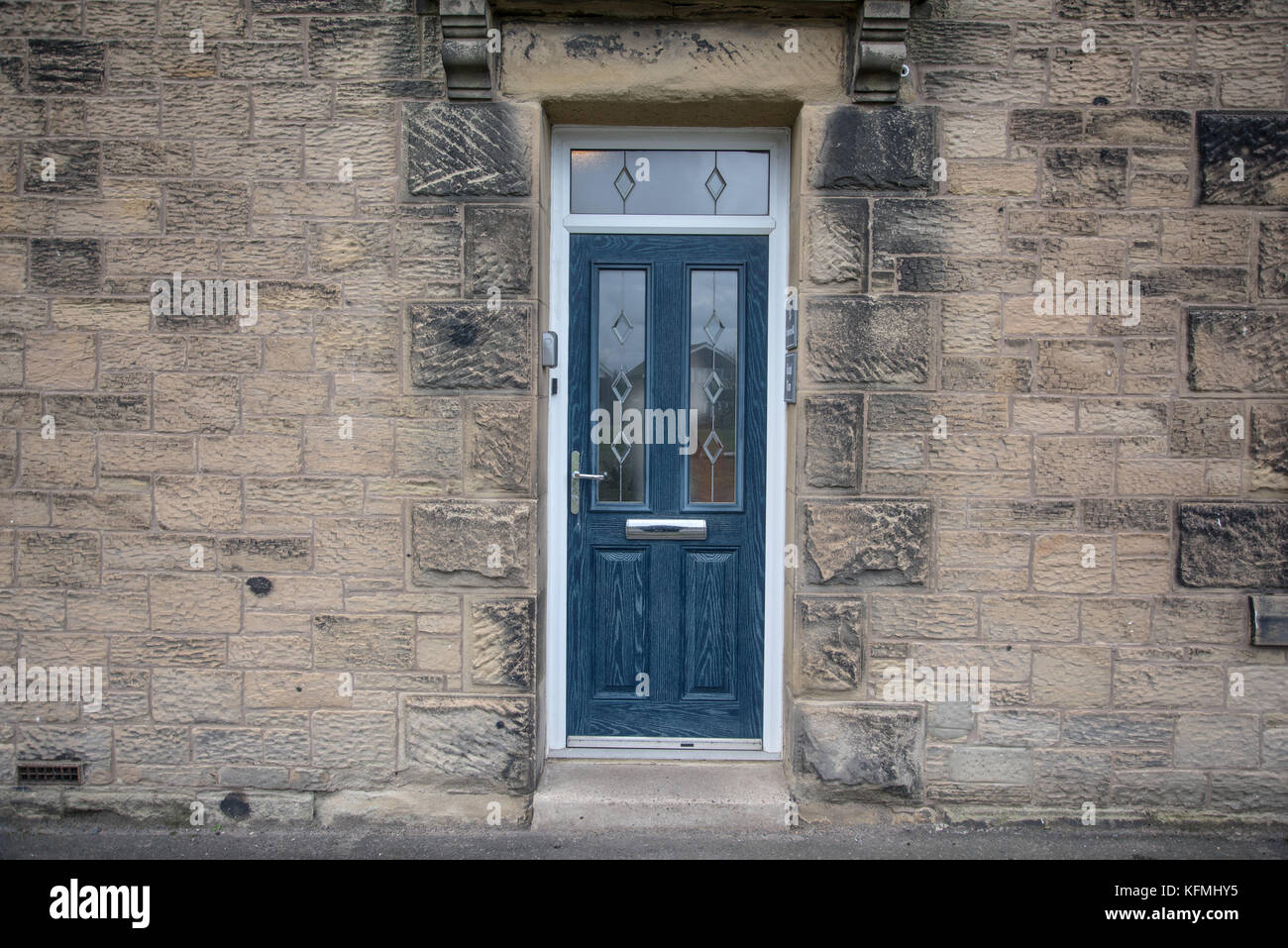 Dark blue front door london hi-res stock photography and images - Alamy