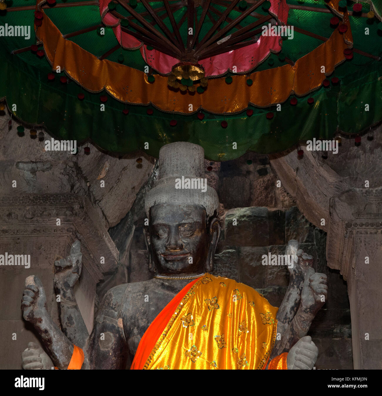 Buddhist altar in wat cambodia hi-res stock photography and images - Alamy