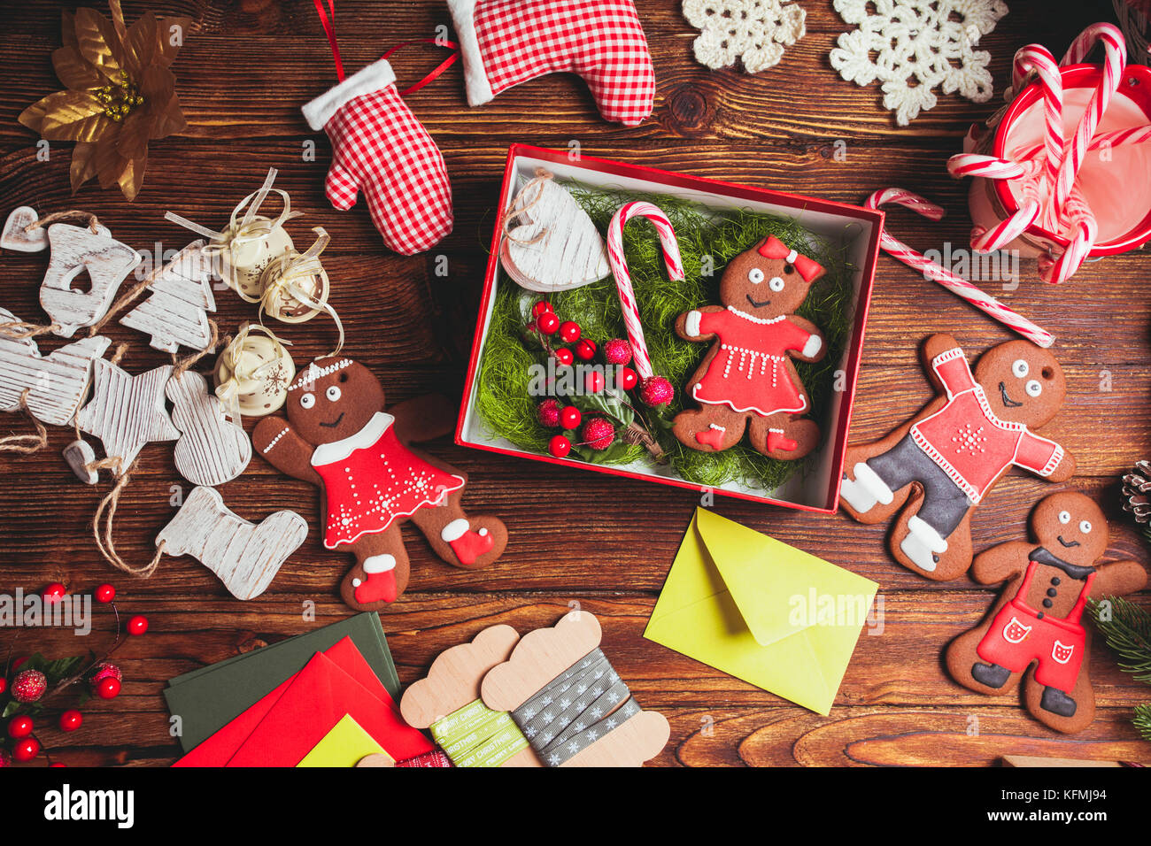 Preparation a Christmas gift box Stock Photo - Alamy