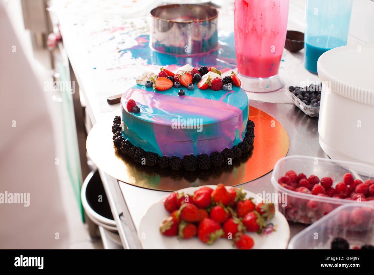 Decorating the cake Stock Photo - Alamy