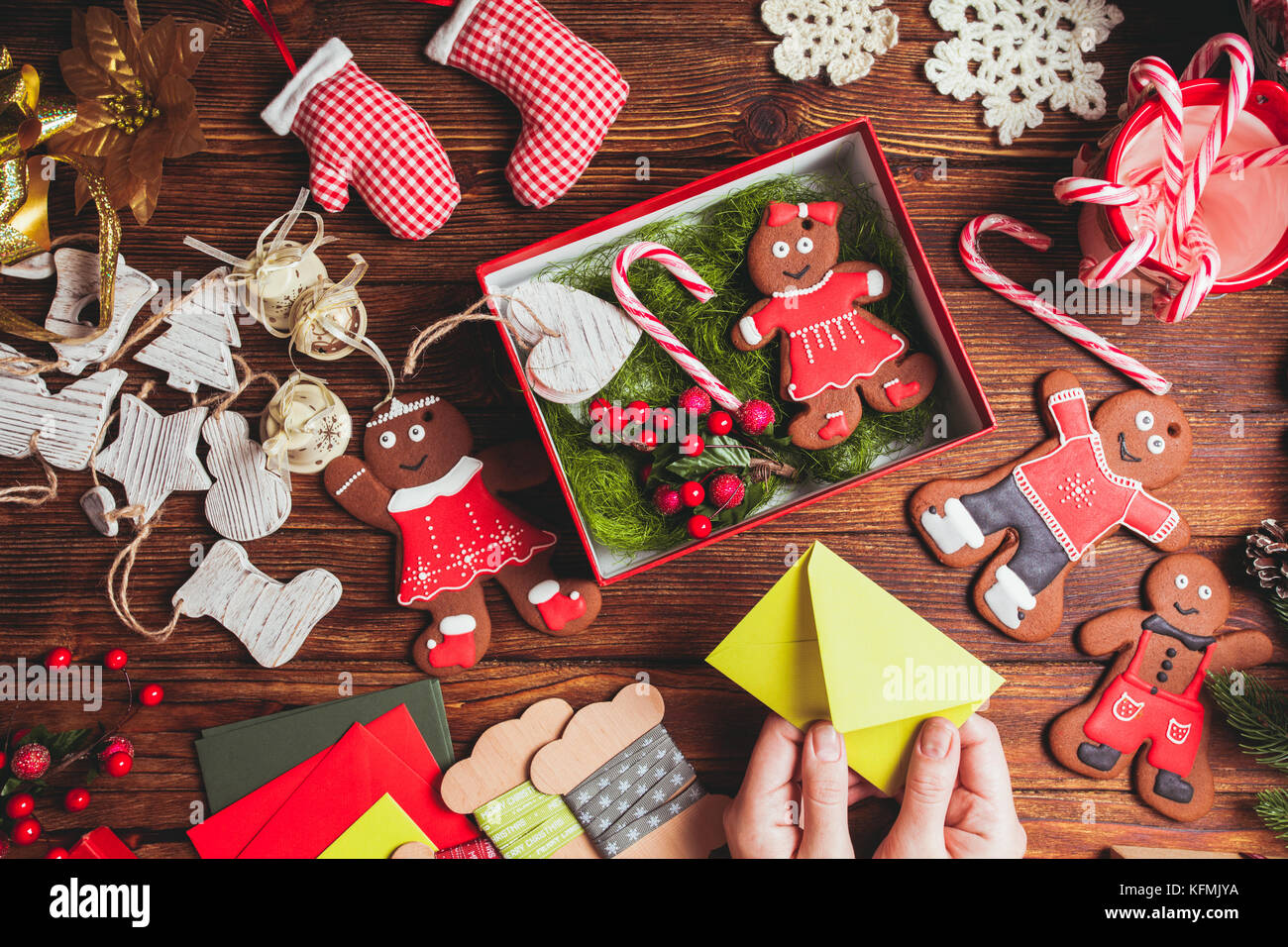 Preparation a Christmas gift box Stock Photo - Alamy