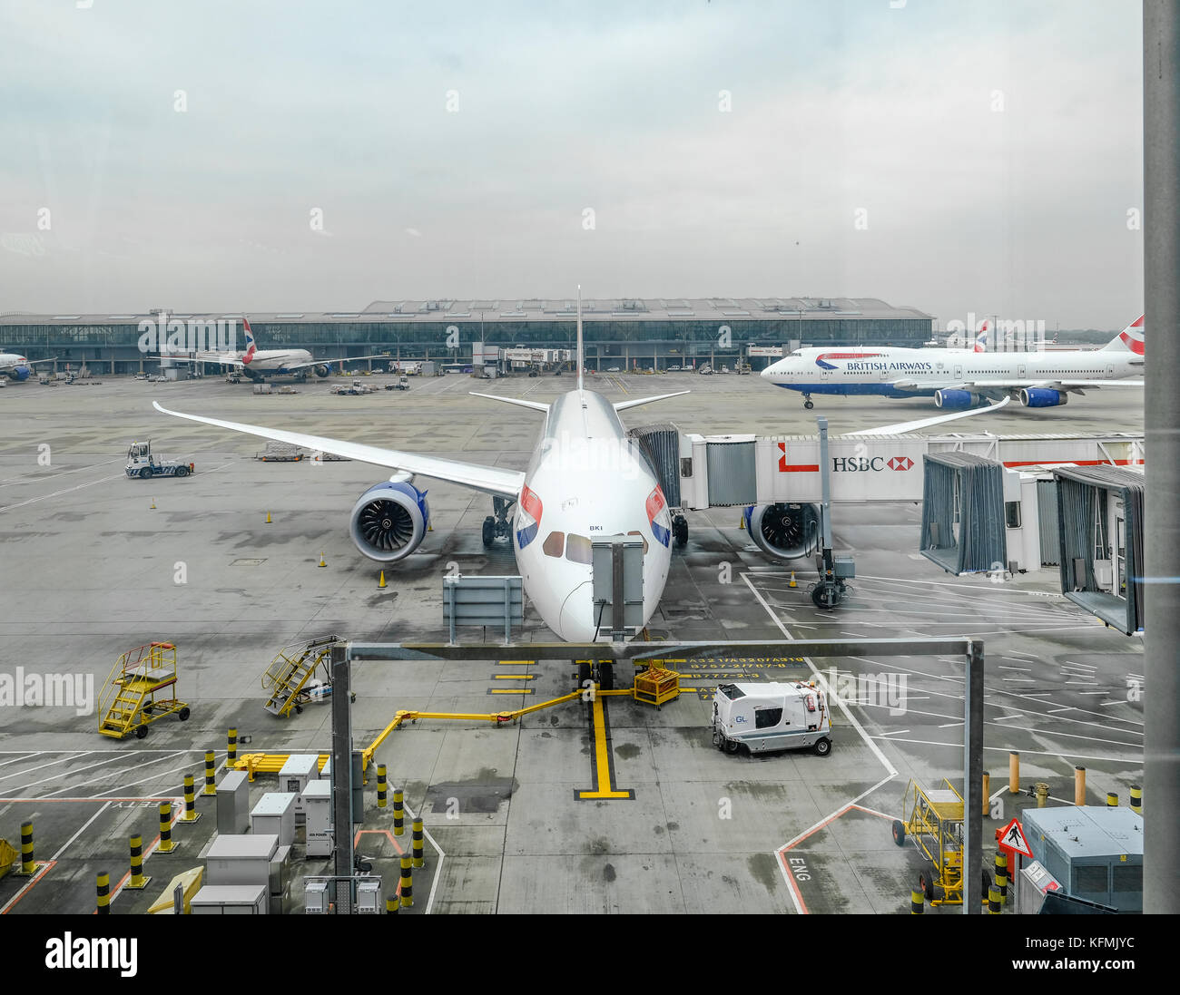 Heathrow terminal 5 plane hi-res stock photography and images - Alamy