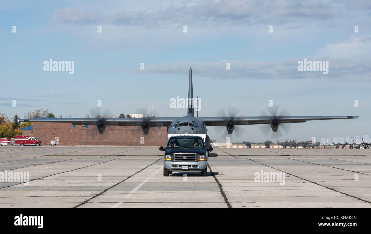 130 hercules taxiing hi-res stock photography and images - Alamy